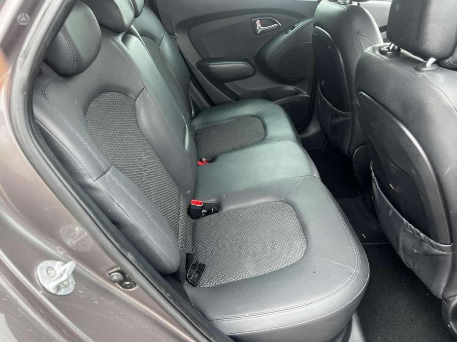 Brown Hyundai ix35 2013 in Siauliai, with an engine capacity of 2.00 L and mileage of 283 thousand km for 5900 €, photo 12 on AUTOMOTO.COM.LV