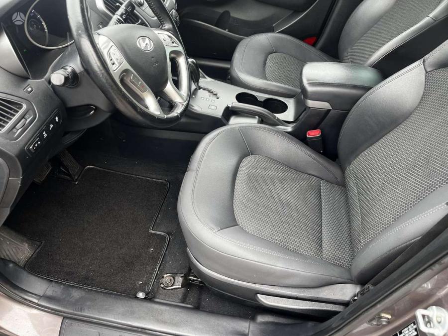Brown Hyundai ix35 2013 in Siauliai, with an engine capacity of 2.00 L and mileage of 283 thousand km for 5900 €, photo 13 on AUTOMOTO.COM.LV