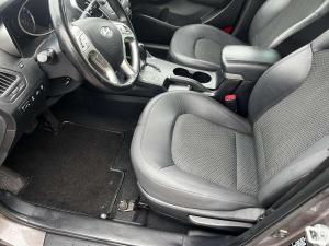 Brown Hyundai ix35 2013 in Siauliai, with an engine capacity of 2.00 L and mileage of 283 thousand km for 5850 €, photo 15 on AUTOMOTO.COM.LV