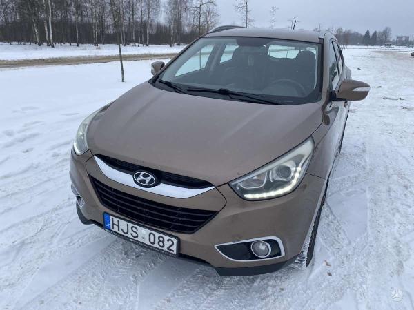 Brown Hyundai ix35 2015 in Mazeikiai, with an engine capacity of 2.00 L and mileage of 374 thousand km for 6350 €, photo 1 on AUTOMOTO.COM.LV