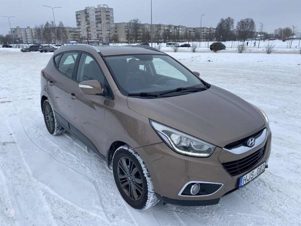 Brown Hyundai ix35 2015 in Mazeikiai, with an engine capacity of 2.00 L and mileage of 374 thousand km for 6350 €, photo 2 on AUTOMOTO.COM.LV