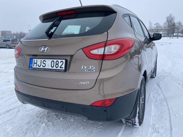 Brown Hyundai ix35 2015 in Mazeikiai, with an engine capacity of 2.00 L and mileage of 374 thousand km for 6350 €, photo 4 on AUTOMOTO.COM.LV
