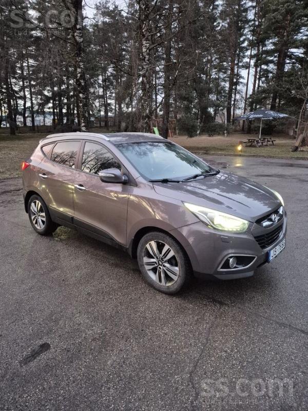 Brown Hyundai ix35 2015 in Riga, with an engine capacity of 2.00 L and mileage of 74 thousand km for 10000 €, photo 3 on AUTOMOTO.COM.LV