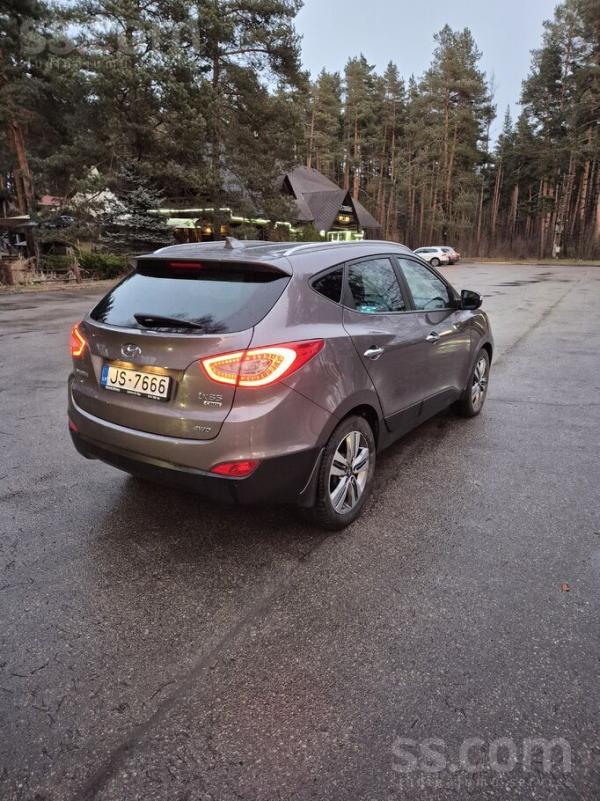Brown Hyundai ix35 2015 in Riga, with an engine capacity of 2.00 L and mileage of 74 thousand km for 10000 €, photo 4 on AUTOMOTO.COM.LV