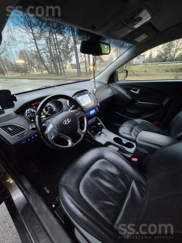 Brown Hyundai ix35 2015 in Riga, with an engine capacity of 2.00 L and mileage of 74 thousand km for 10000 €, photo 9 on AUTOMOTO.COM.LV
