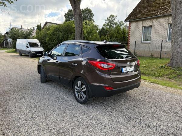 Brown Hyundai ix35 2015 in Rezekne, with an engine capacity of 2.00 L and mileage of 283 thousand km for 7300 €, photo 3 on AUTOMOTO.COM.LV