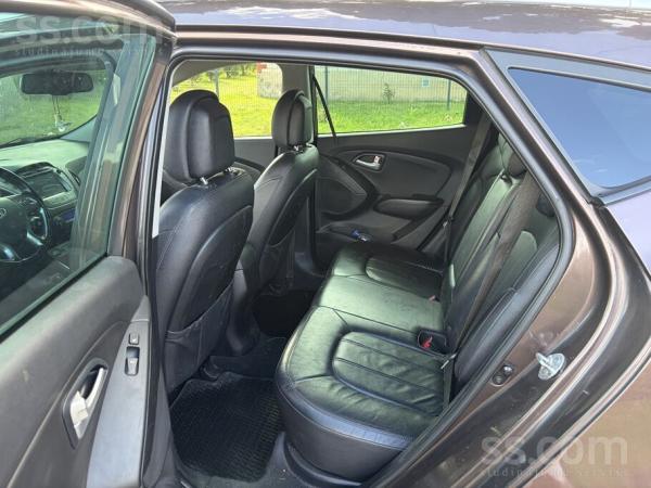 Brown Hyundai ix35 2015 in Rezekne, with an engine capacity of 2.00 L and mileage of 283 thousand km for 7300 €, photo 10 on AUTOMOTO.COM.LV