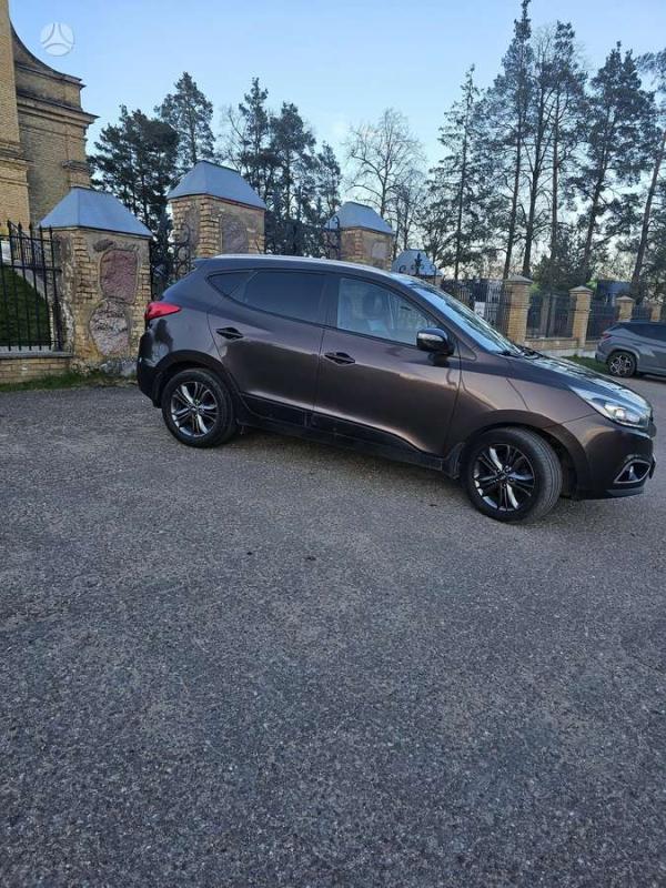 Hyundai ix35 2015 in Vilnius on AUTOMOTO.COM.LV Brown Hyundai ix35 2015 in Vilnius, with an engine capacity of 2.00 L and mileage of 218 thousand km for 5999 €, photo 3 on AUTOMOTO.COM.LV