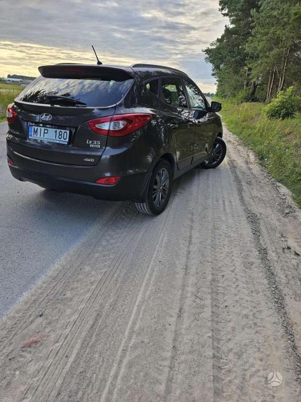 Hyundai ix35 2015 in Vilnius on AUTOMOTO.COM.LV Brown Hyundai ix35 2015 in Vilnius, with an engine capacity of 2.00 L and mileage of 218 thousand km for 5999 €, photo 4 on AUTOMOTO.COM.LV