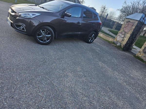 Hyundai ix35 2015 in Vilnius on AUTOMOTO.COM.LV Brown Hyundai ix35 2015 in Vilnius, with an engine capacity of 2.00 L and mileage of 218 thousand km for 5999 €, photo 5 on AUTOMOTO.COM.LV