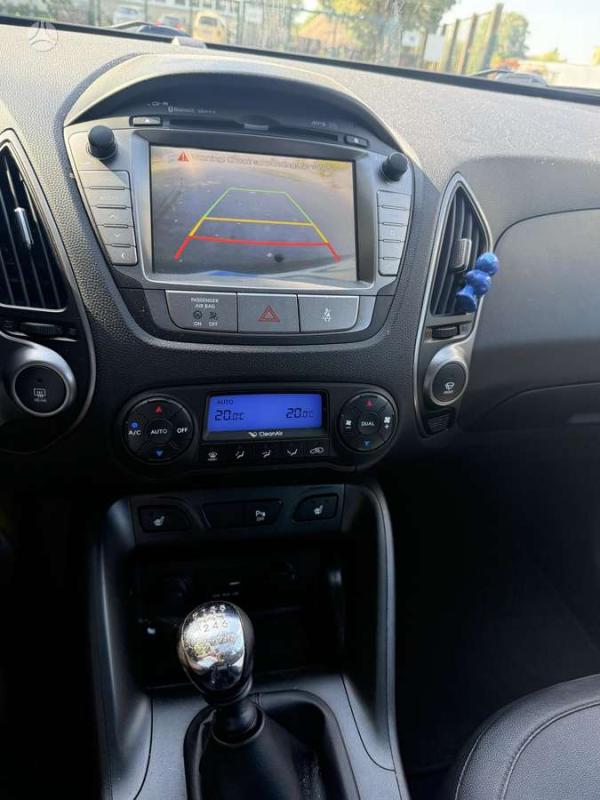 Brown Hyundai ix35 2016 in Taurage, with an engine capacity of 1.69 L and mileage of 215 thousand km for 5900 €, photo 8 on AUTOMOTO.COM.LV