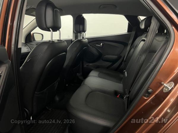 Brown Hyundai ix35 2012 in Parnu, with an engine capacity of 1.60 L and mileage of 302 thousand km for 4990 €, photo 10 on AUTOMOTO.COM.LV