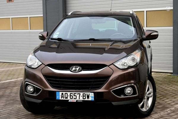 Brown Hyundai ix35 2010 in Kretinga, with an engine capacity of 2.00 L and mileage of 257 thousand km for 5299 €, photo 2 on AUTOMOTO.COM.LV