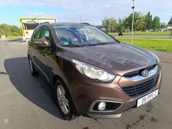 Brown Hyundai ix35 2011 in Kaunas, with an engine capacity of 1.60 L and mileage of 207 thousand km for 6600 €, photo 1 on AUTOMOTO.COM.LV
