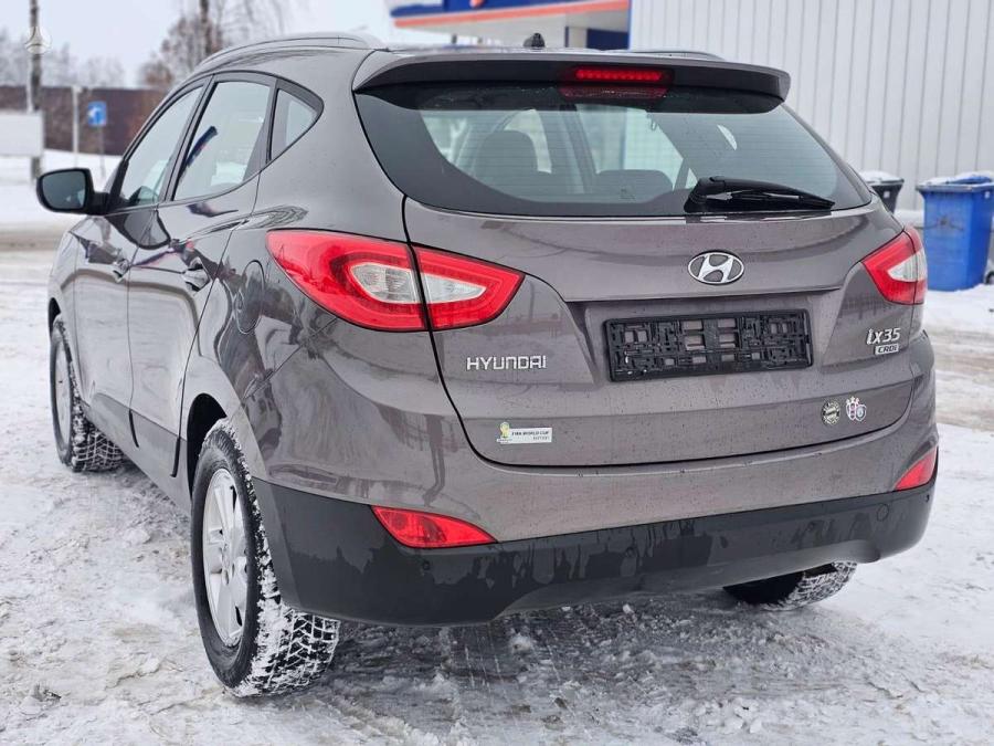 Brown Hyundai ix35 2014 in Rokiskis, with an engine capacity of 1.69 L and mileage of 270 thousand km for 4750 €, photo 15 on AUTOMOTO.COM.LV