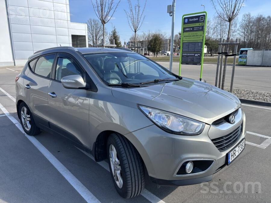 Hyundai ix35 2011 in Riga, with an engine capacity of 2.00 L and mileage of 280 thousand km for 4500 €, photo 1 on AUTOMOTO.COM.LV