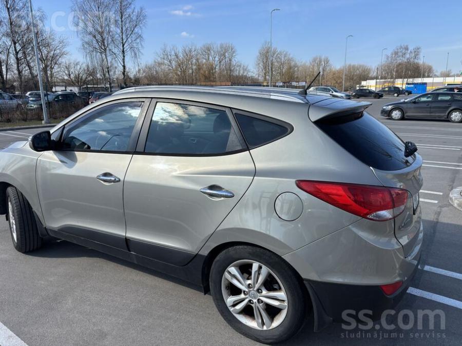 Hyundai ix35 2011 in Riga, with an engine capacity of 2.00 L and mileage of 280 thousand km for 4500 €, photo 4 on AUTOMOTO.COM.LV