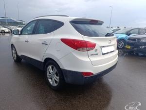 Hyundai ix35 2012 in Vilnius, with an engine capacity of 2.00 L and mileage of 320 thousand km for 3900 €, photo 4 on AUTOMOTO.COM.LV