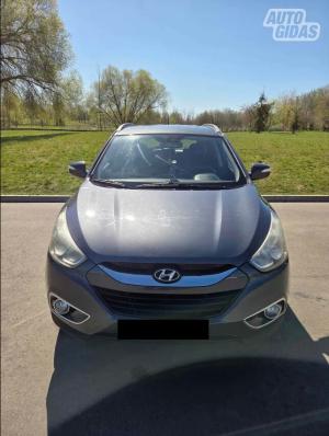 Grey Hyundai ix35 2010 in Panevezys, with an engine capacity of 2.00 L and mileage of 296 thousand km for 5000 €, photo 3 on AUTOMOTO.COM.LV