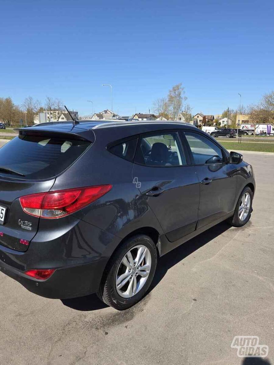 Grey Hyundai ix35 2010 in Panevezys, with an engine capacity of 2.00 L and mileage of 296 thousand km for 5000 €, photo 8 on AUTOMOTO.COM.LV