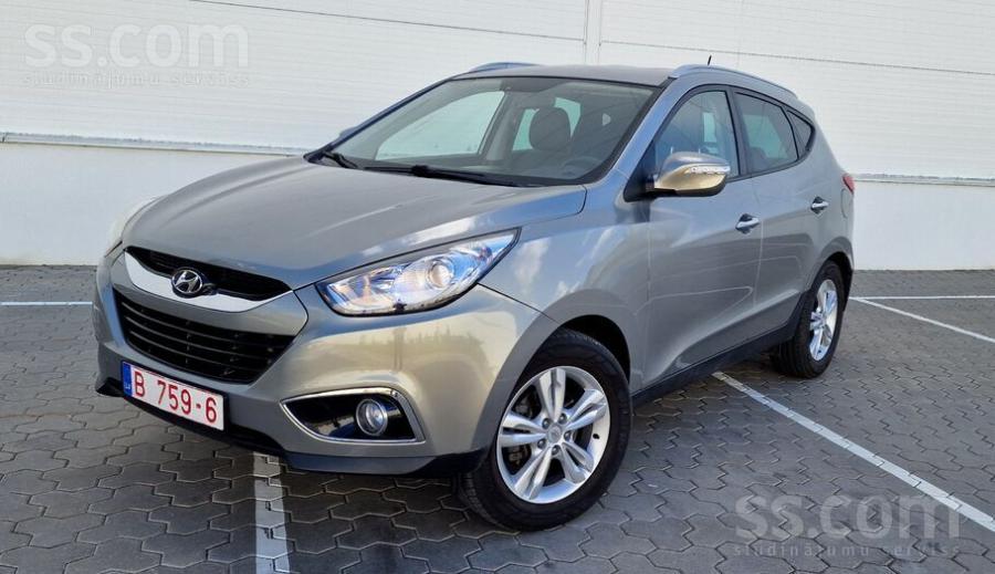 Grey Hyundai ix35 2010 in Riga, with an engine capacity of 2.00 L and mileage of 255 thousand km for 5995 €, photo 1 on AUTOMOTO.COM.LV