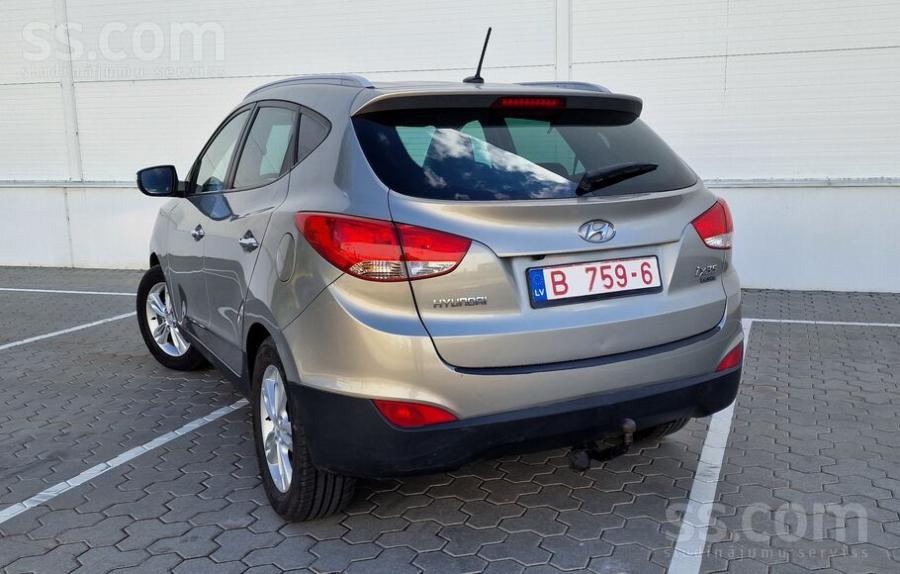 Grey Hyundai ix35 2010 in Riga, with an engine capacity of 2.00 L and mileage of 255 thousand km for 5995 €, photo 4 on AUTOMOTO.COM.LV