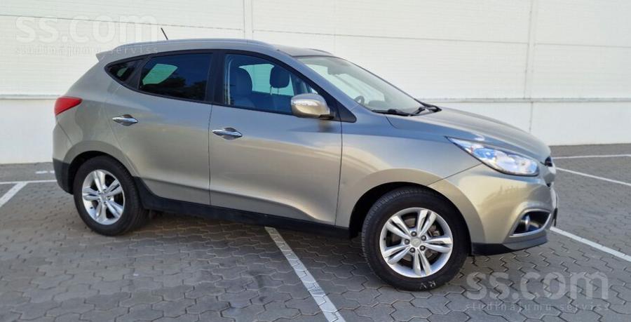 Grey Hyundai ix35 2010 in Riga, with an engine capacity of 2.00 L and mileage of 255 thousand km for 5995 €, photo 6 on AUTOMOTO.COM.LV