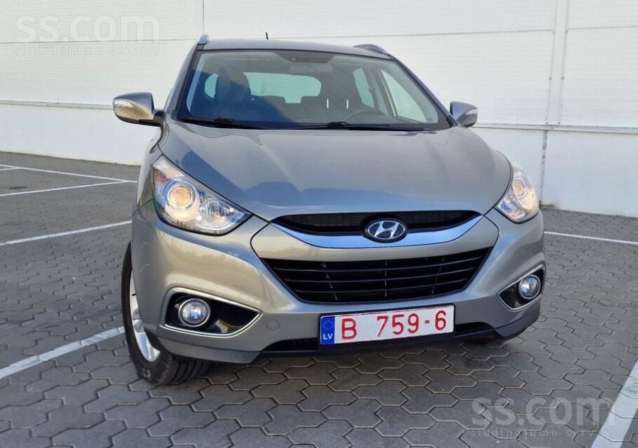Grey Hyundai ix35 2010 in Riga, with an engine capacity of 2.00 L and mileage of 255 thousand km for 5995 €, photo 8 on AUTOMOTO.COM.LV
