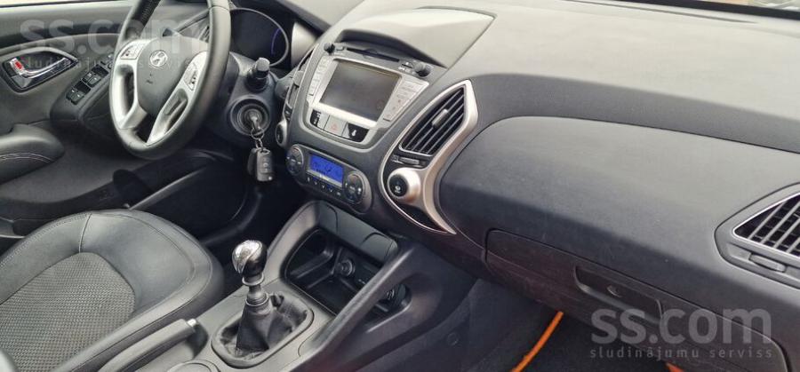 Grey Hyundai ix35 2010 in Riga, with an engine capacity of 2.00 L and mileage of 255 thousand km for 5995 €, photo 10 on AUTOMOTO.COM.LV