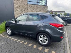 Pelēks Hyundai ix35 2010 Jūrmala, ar dzinēja tilpumu 2.00 L un nobraukumu 283 tūkst. km par 5990 €, foto 4 vietnē AUTOMOTO.COM.LV