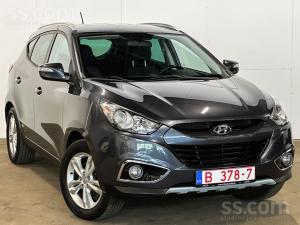 Grey Hyundai ix35 2010 in Jurmala, with an engine capacity of 2.00 L and mileage of 283 thousand km for 6990 €, photo 4 on AUTOMOTO.COM.LV