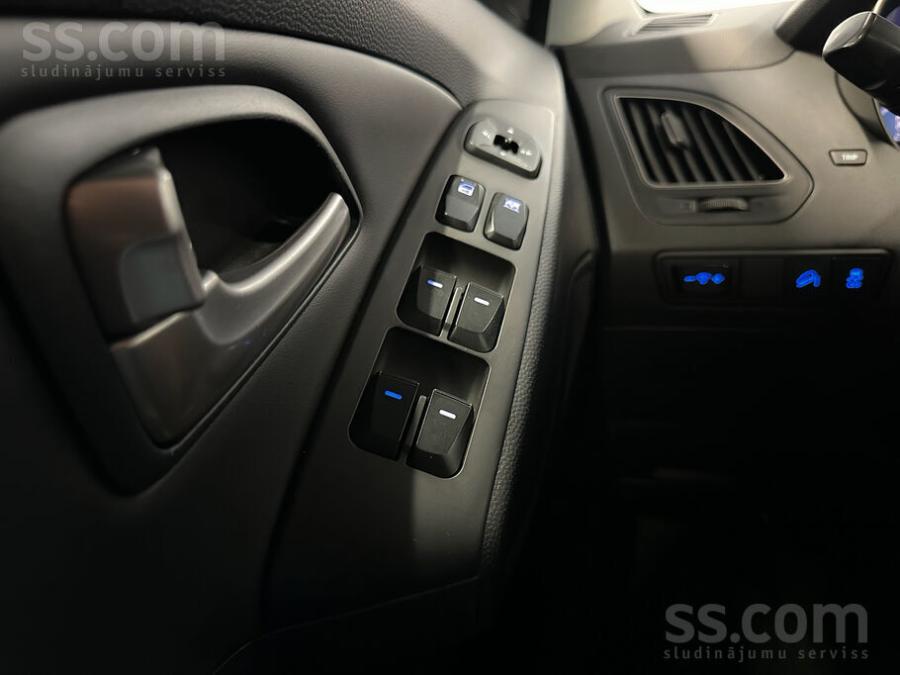 Grey Hyundai ix35 2010 in Jurmala, with an engine capacity of 2.00 L and mileage of 283 thousand km for 6990 €, photo 28 on AUTOMOTO.COM.LV