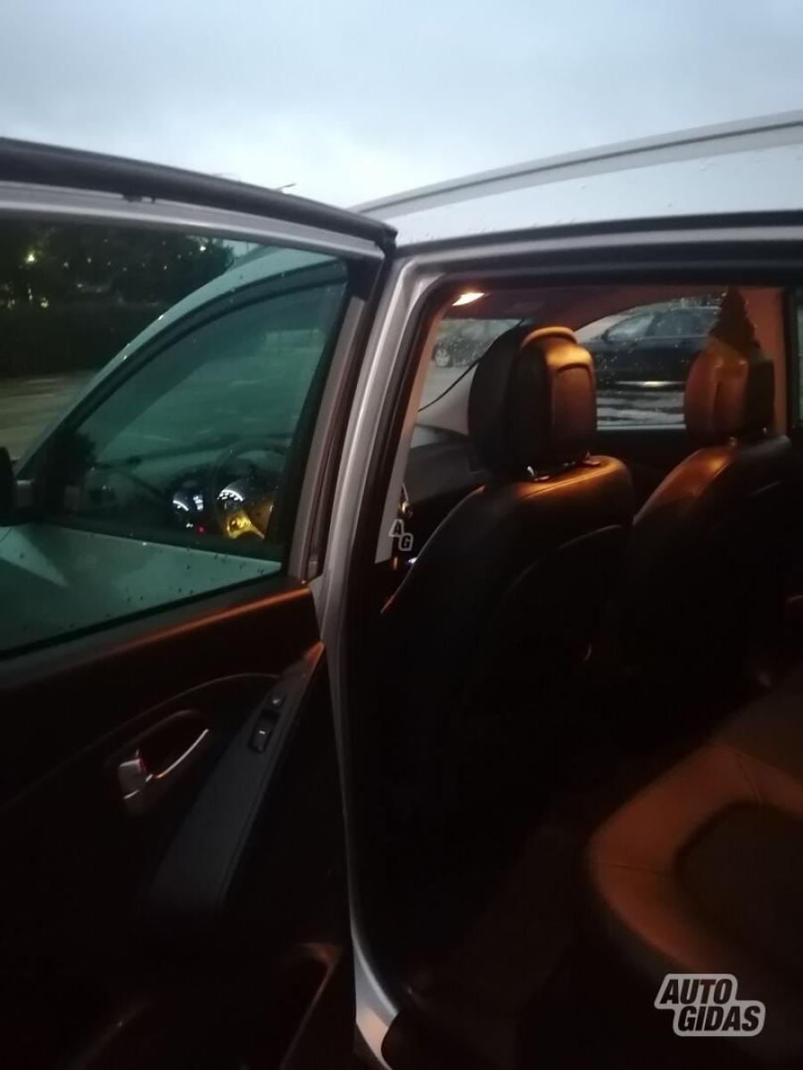 Pelēks Hyundai ix35 2010 Telšiai, ar dzinēja tilpumu 2.00 L un nobraukumu 260 tūkst. km par 4750 €, foto 10 vietnē AUTOMOTO.COM.LV