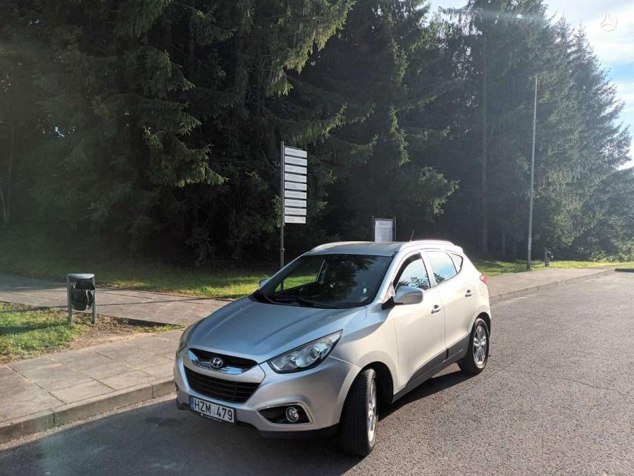 Grey Hyundai ix35 2010 in Telschi, with an engine capacity of 2.00 L and mileage of 260 thousand km for 4750 €, photo 3 on AUTOMOTO.COM.LV