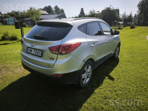 Grey Hyundai ix35 2010 in Riga, with an engine capacity of 2.00 L and mileage of 255 thousand km for 4500 €, photo 2 on AUTOMOTO.COM.LV