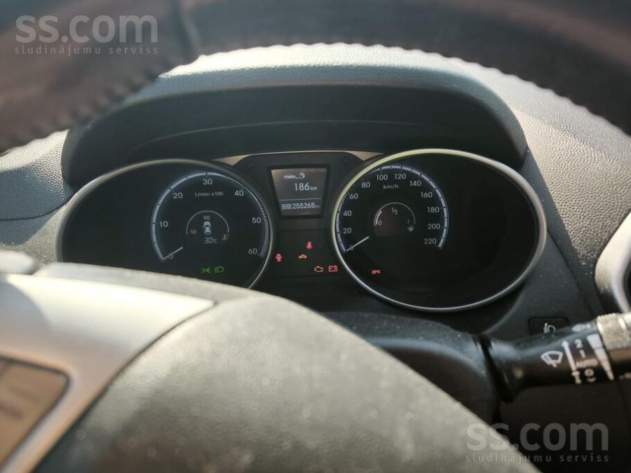 Pelēks Hyundai ix35 2010 Rīga, ar dzinēja tilpumu 2.00 L un nobraukumu 255 tūkst. km par 4500 €, foto 6 vietnē AUTOMOTO.COM.LV