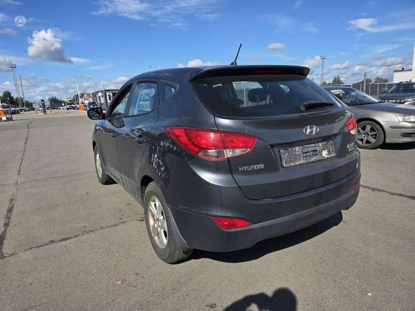 Hyundai ix35 2010 in Marijampole on AUTOMOTO.COM.LV Grey Hyundai ix35 2010 in Marijampole, with an engine capacity of 1.69 L and mileage of 333 thousand km for 2290 €, photo 10 on AUTOMOTO.COM.LV