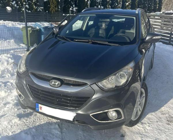 Grey Hyundai ix35 2011 in Vilnius, with an engine capacity of 1.69 L and mileage of 285 thousand km for 4950 €, photo 2 on AUTOMOTO.COM.LV