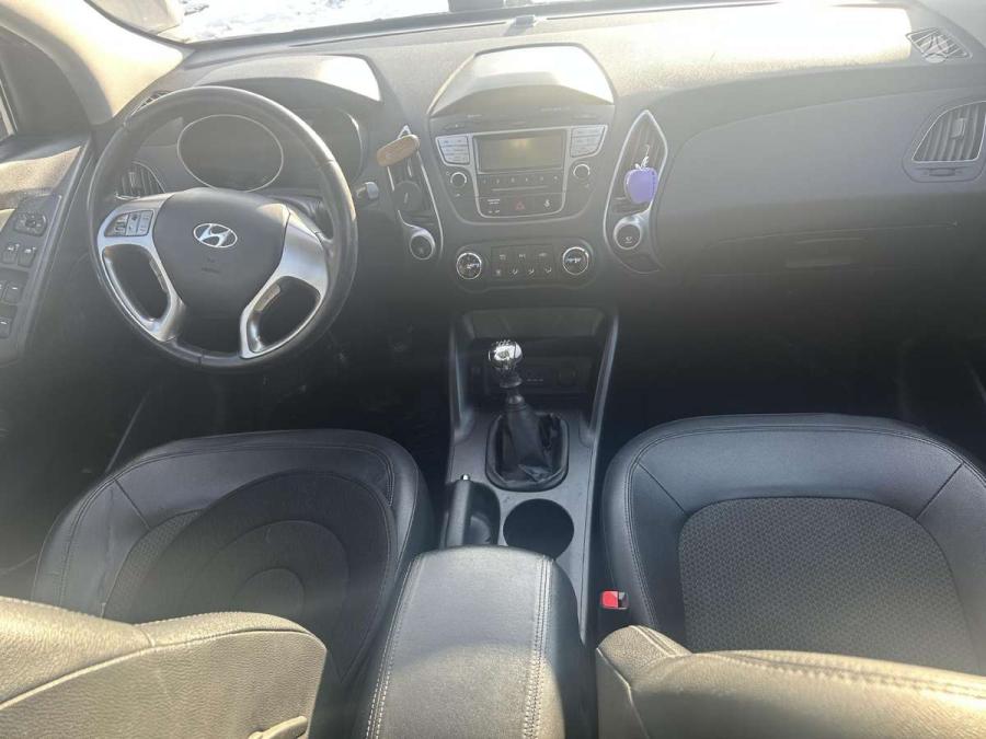 Grey Hyundai ix35 2011 in Vilnius, with an engine capacity of 1.69 L and mileage of 285 thousand km for 4950 €, photo 12 on AUTOMOTO.COM.LV