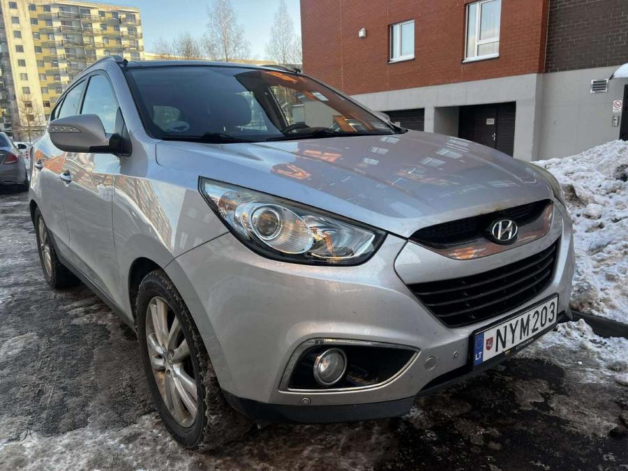 Grey Hyundai ix35 2011 in Vilnius, with an engine capacity of 2.00 L and mileage of 226 thousand km for 4650 €, photo 1 on AUTOMOTO.COM.LV