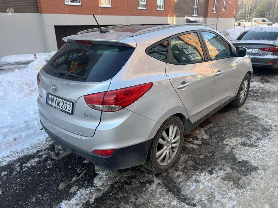 Grey Hyundai ix35 2011 in Vilnius, with an engine capacity of 2.00 L and mileage of 226 thousand km for 4650 €, photo 4 on AUTOMOTO.COM.LV