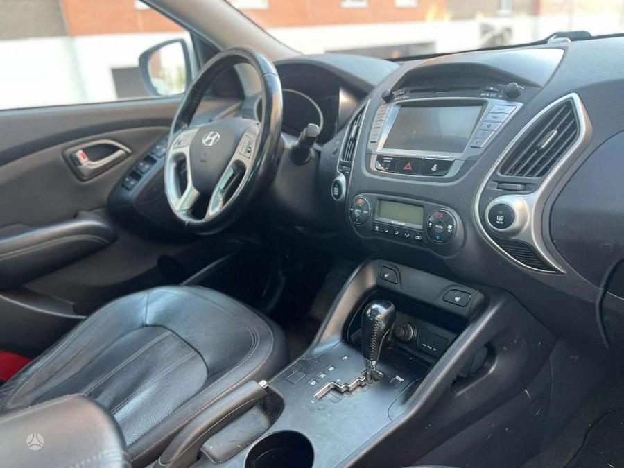 Grey Hyundai ix35 2011 in Vilnius, with an engine capacity of 2.00 L and mileage of 226 thousand km for 4650 €, photo 11 on AUTOMOTO.COM.LV