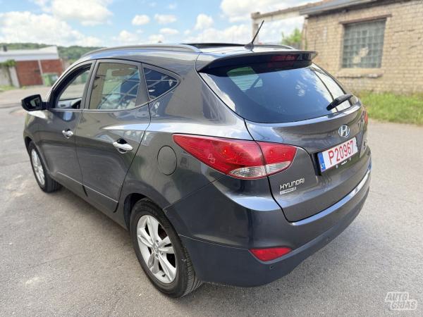 Grey Hyundai ix35 2011 in Kaunas, with an engine capacity of 1.70 L and mileage of 246 thousand km for 4750 €, photo 4 on AUTOMOTO.COM.LV