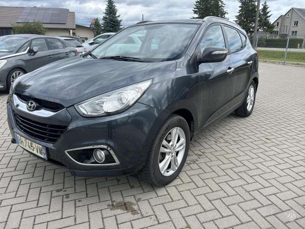 Grey Hyundai ix35 2011 in Taurage, with an engine capacity of 2.00 L and mileage of 235 thousand km for 3600 €, photo 1 on AUTOMOTO.COM.LV