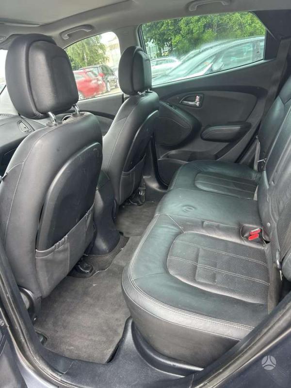 Grey Hyundai ix35 2011 in Taurage, with an engine capacity of 2.00 L and mileage of 235 thousand km for 3600 €, photo 9 on AUTOMOTO.COM.LV