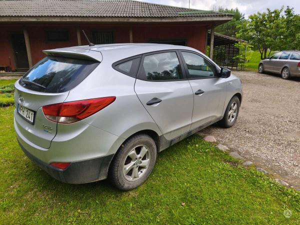 Grey Hyundai ix35 2011 in Utena, with an engine capacity of 1.69 L and mileage of 291 thousand km for 5000 €, photo 4 on AUTOMOTO.COM.LV