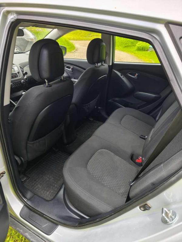 Grey Hyundai ix35 2011 in Utena, with an engine capacity of 1.69 L and mileage of 291 thousand km for 5000 €, photo 9 on AUTOMOTO.COM.LV