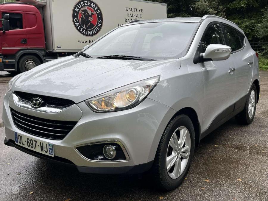 Grey Hyundai ix35 2011 in Taurage, with an engine capacity of 1.59 L and mileage of 230 thousand km for 4450 €, photo 3 on AUTOMOTO.COM.LV