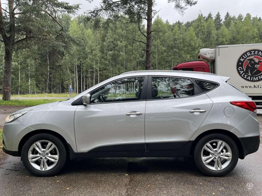 Grey Hyundai ix35 2011 in Taurage, with an engine capacity of 1.59 L and mileage of 230 thousand km for 4450 €, photo 4 on AUTOMOTO.COM.LV