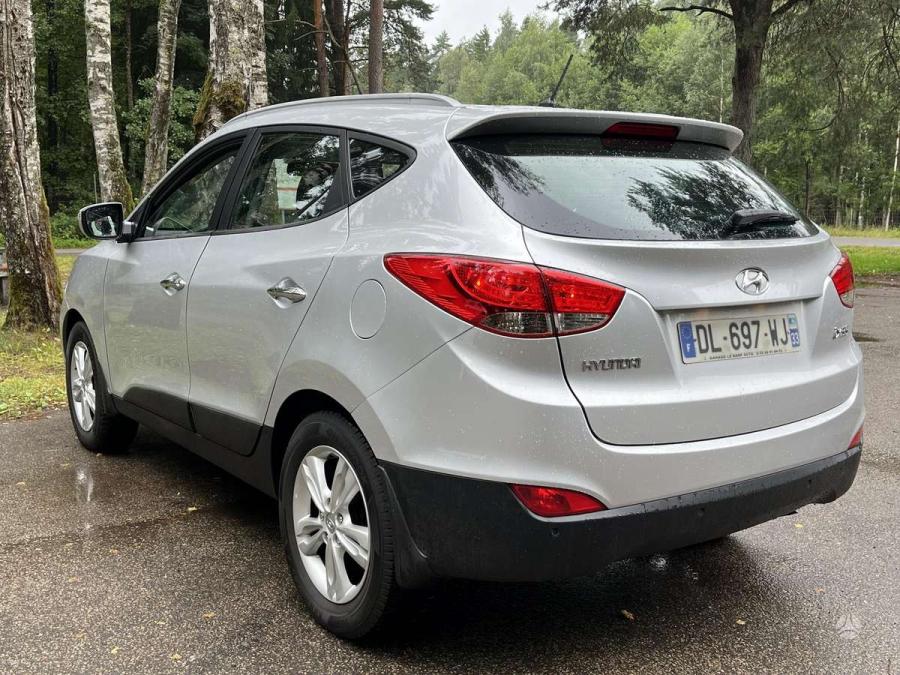 Grey Hyundai ix35 2011 in Taurage, with an engine capacity of 1.59 L and mileage of 230 thousand km for 4450 €, photo 5 on AUTOMOTO.COM.LV
